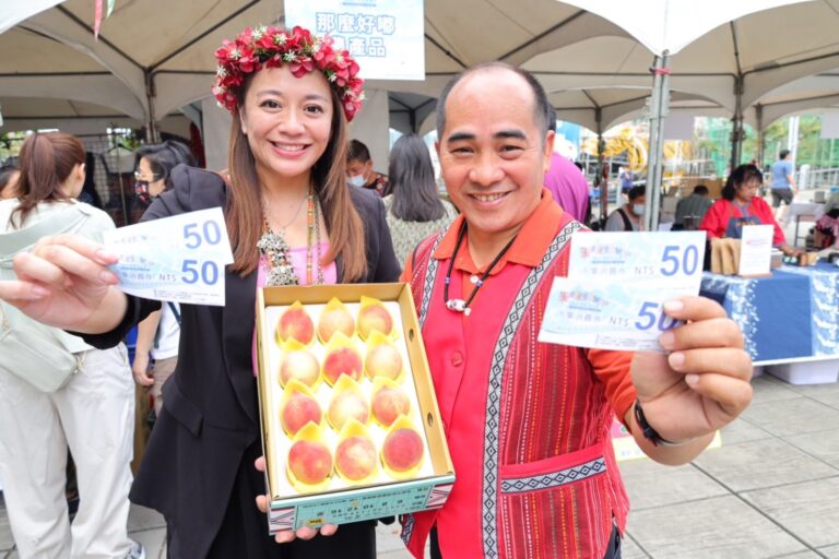 原民會主委阿布斯化身叫賣姐 「Miaca’米啊炸原住民假日市集」 營業額成長3成 | 今傳媒 JNEWS